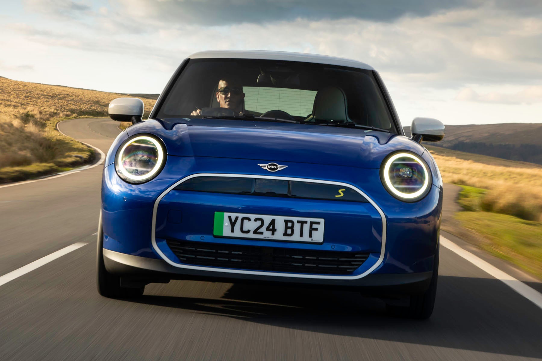 MINI Cooper Electric Review 2025: Price, specs & boot space | heycar UK