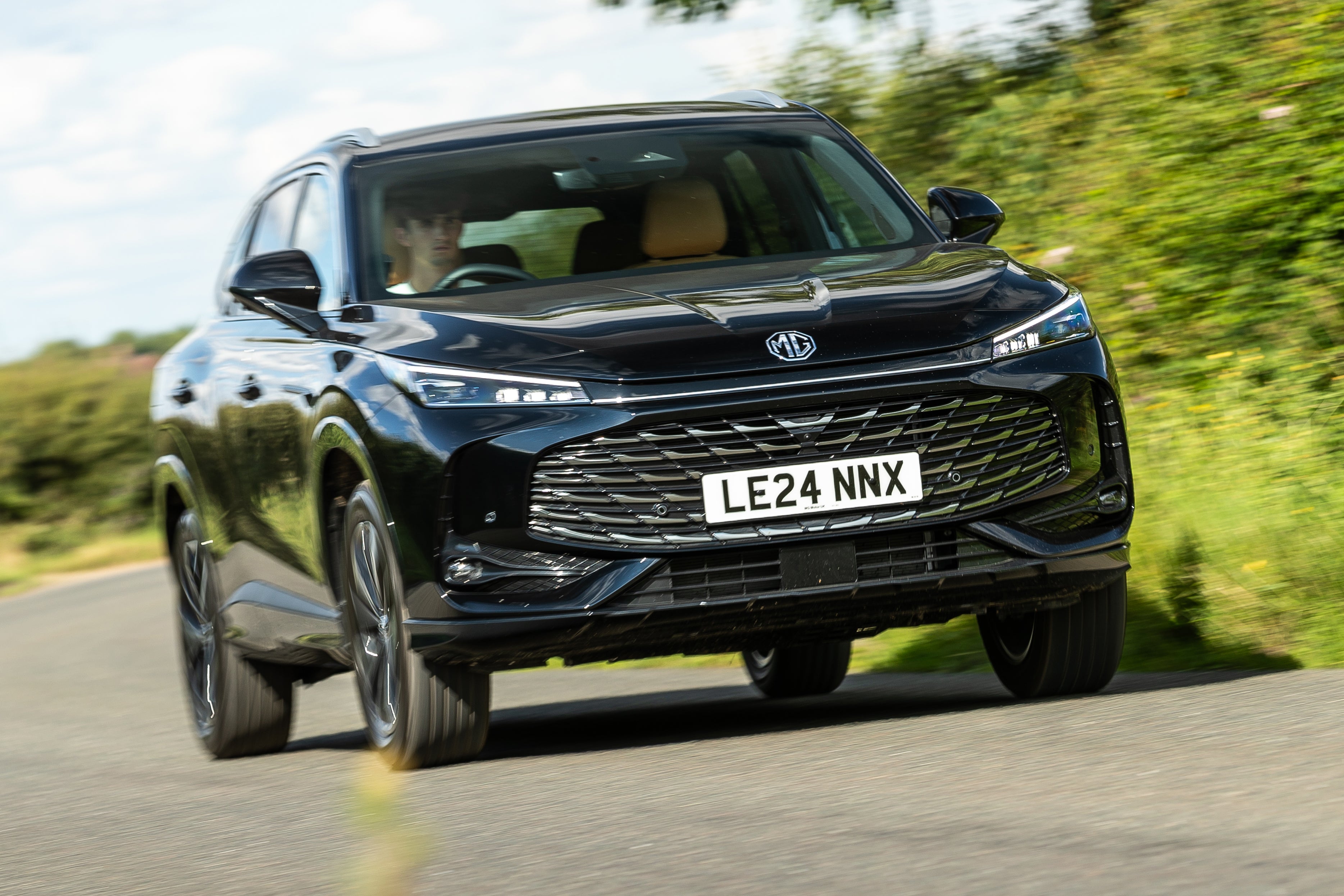 MG HS Review 2025: Price, specs & boot space | heycar UK