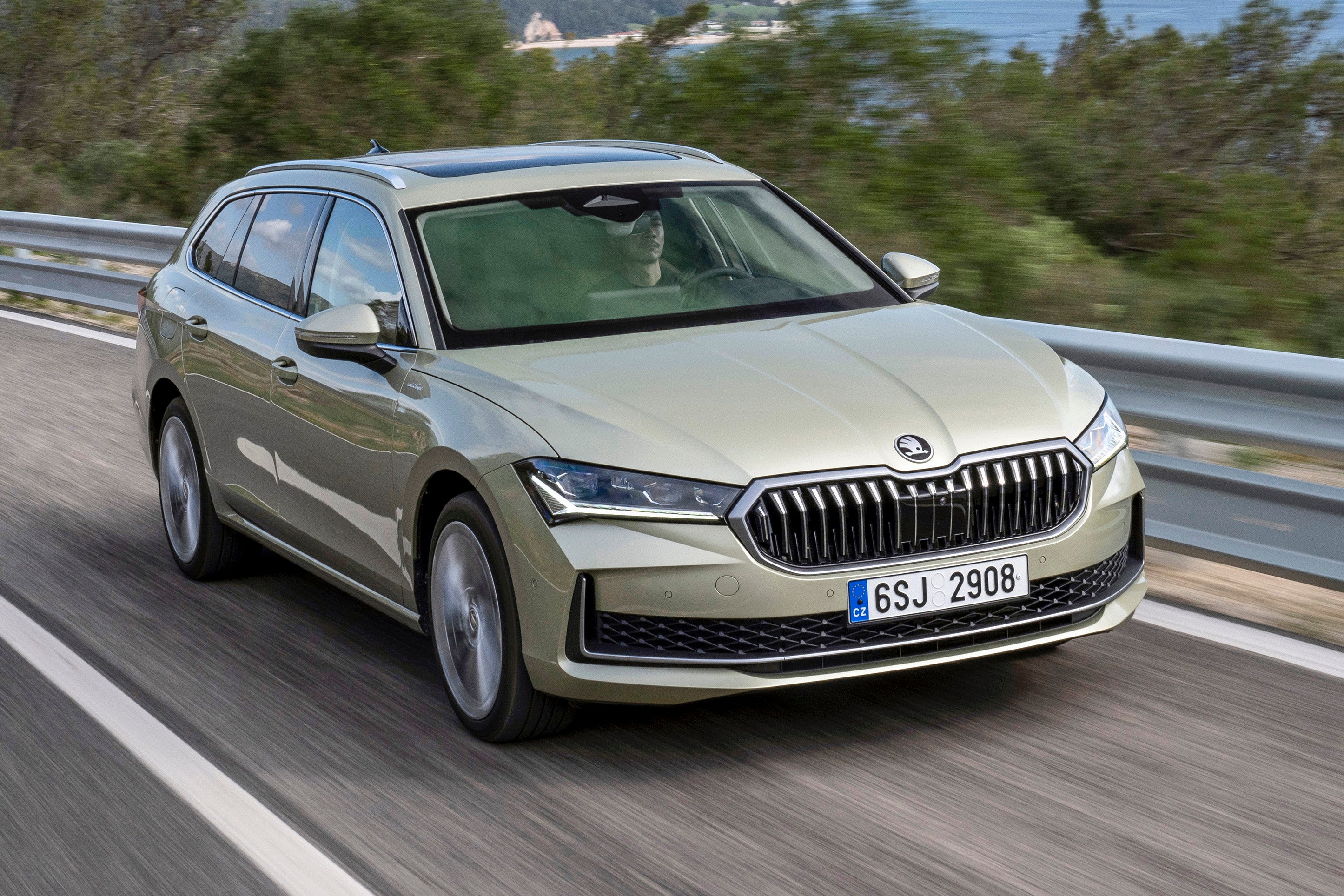 Skoda Superb Estate Review 2025: Price, specs & boot space | heycar UK